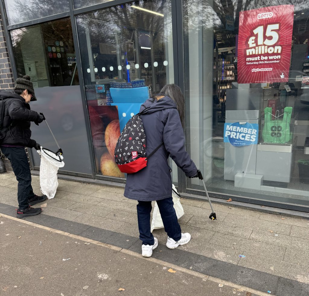 "We have to do our part"- People in Salford tackle litter at Ordsall ...