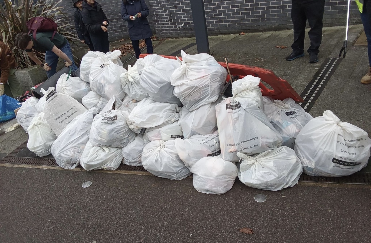 "We have to do our part"- People in Salford tackle litter at Ordsall ...
