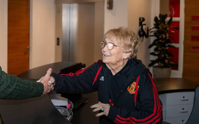 Tributes paid to long-serving Manchester United receptionist Kath ...